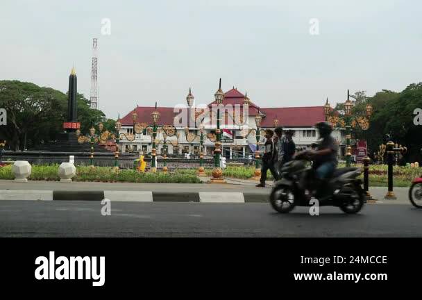 Balai Kota Malang dan Alun-alun Bundar. Malang City Hall and Tugu ...
