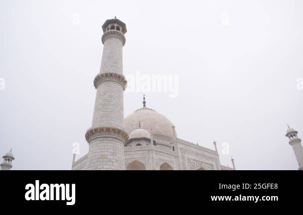 Amazing view of Taj Mahal which is among seven world wonders. Famous ...