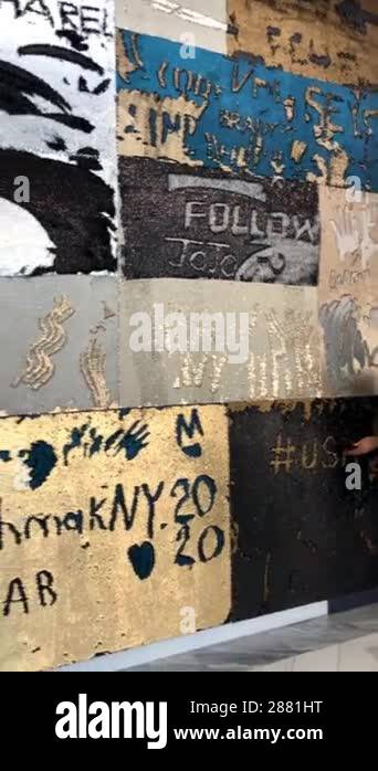 people draw on a wall in a shopping center in Manhattan, New York Stock ...