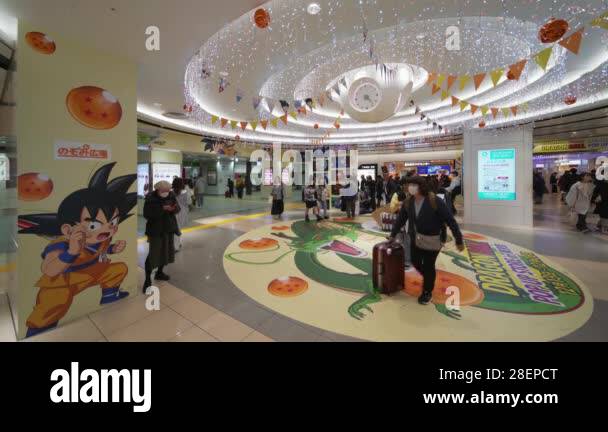 japan, tokyo - dec 26 2024: Footage of a vibrant crowd traversing Tokyo ...