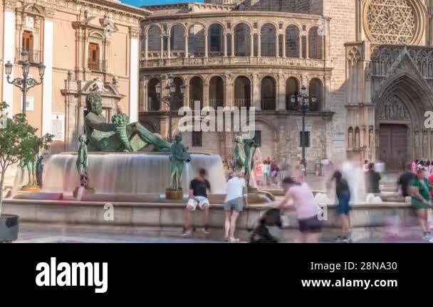 Timelapse of Plaza de la Virgen with the iconic Turia Fountain in ...