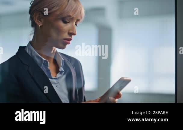 Frustrated woman typing smartphone reacting bad message at buro closeup ...