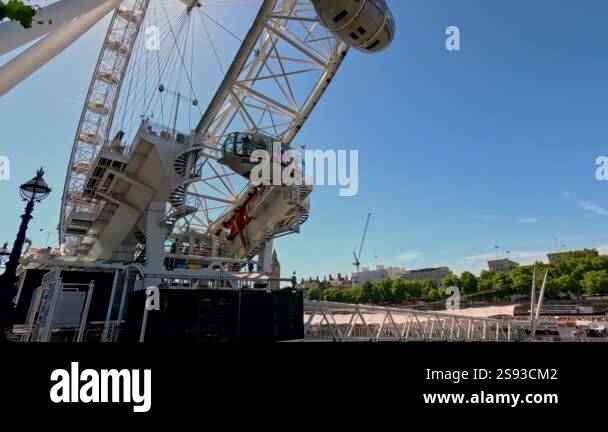 Ferris wheel rotating in London, England Stock Video Footage - Alamy