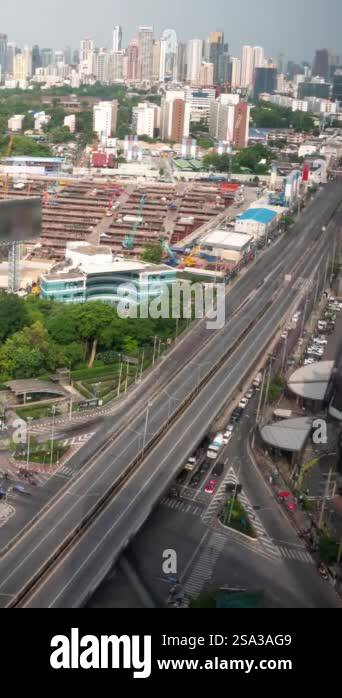 Time lapse cityscape and construction site in metropolis panoramic view ...