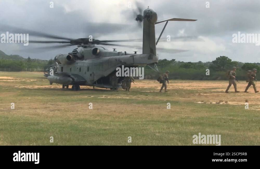 Soldiers disembarking Sikorsky CH-53E Stock Video Footage - Alamy