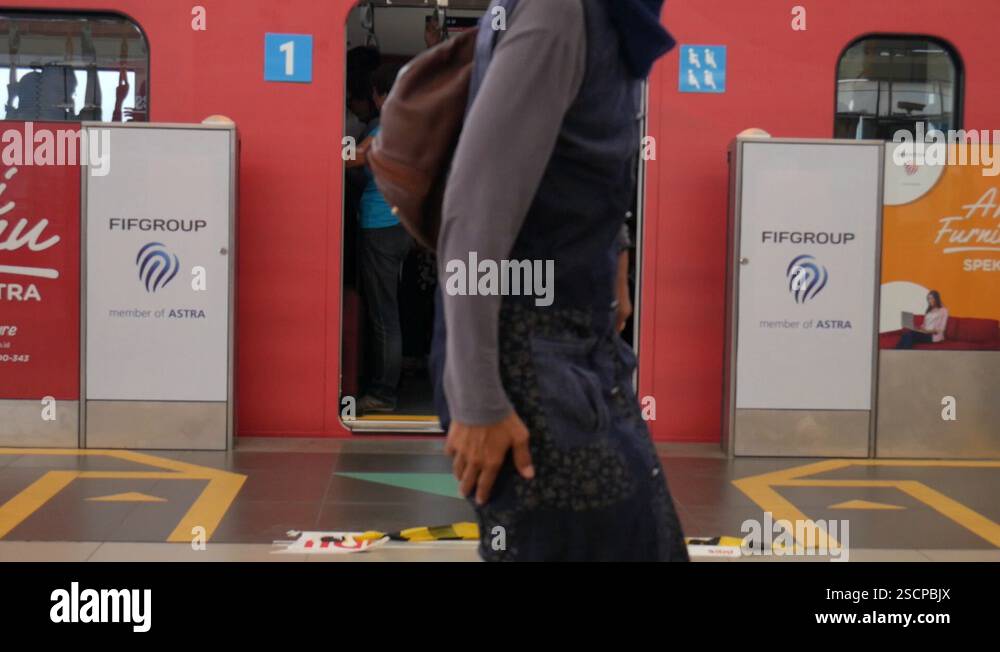 Jakarta MRT - Commuter Door Closing Stock Video Footage - Alamy