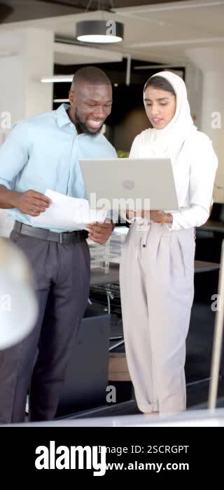 Vertical video: Collaborating in office, colleagues discussing work ...