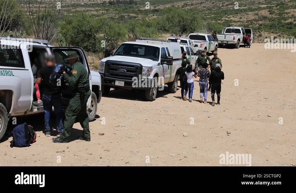 Illegal immigrants surrender to Border Patrol Agents at Sasabe on ...