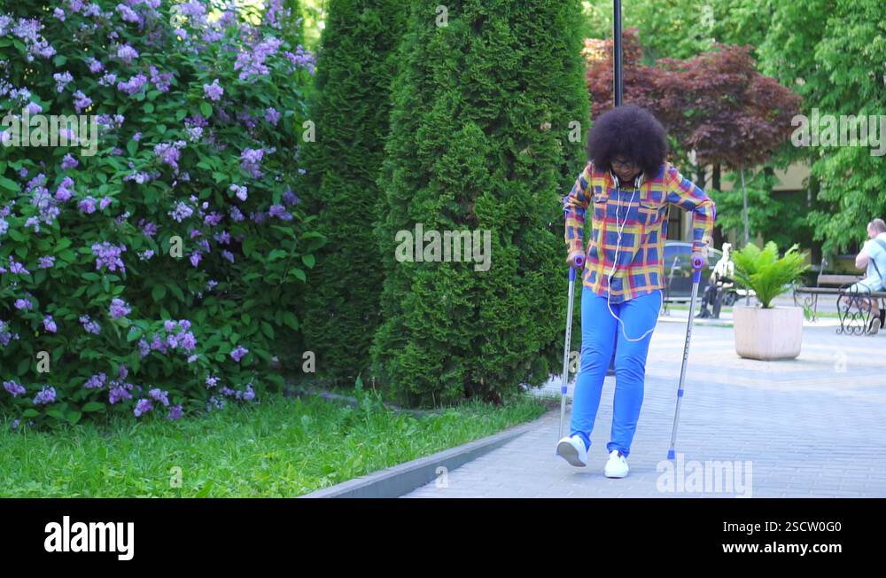 african woman with an afro hairstyle in a shirt with a broken leg on ...