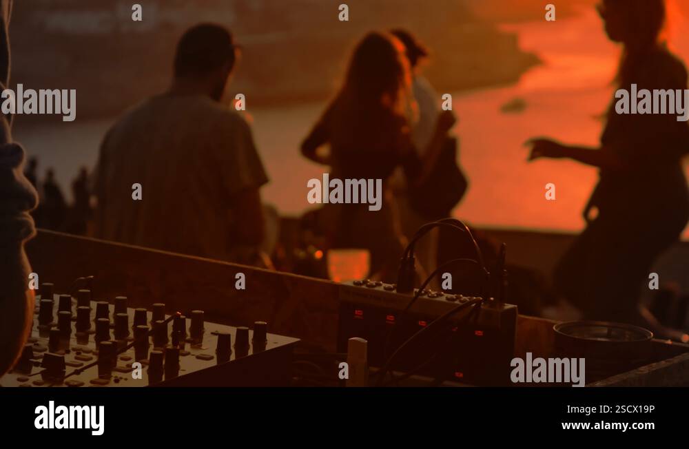 Sound mixer, professional sound controller, music DJ in Porto, dancing ...