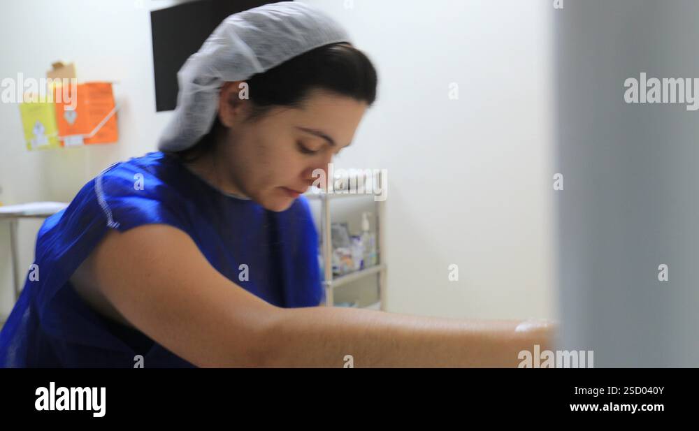 Woman in labor at hospital, real life woman preparing to give birth ...