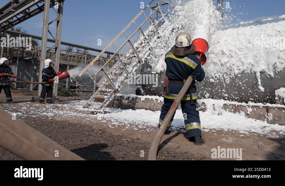 Firefighters extinguish an oil tank with foam Stock Video Footage - Alamy