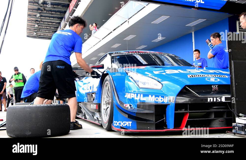 Team service practice change tires and refuel of racing car Stock Video ...