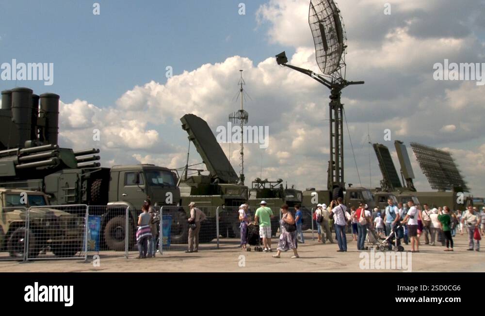 ZRPK Shell-C1 (Greyhound) S-400 Triumph (Growler) and radars in parking ...