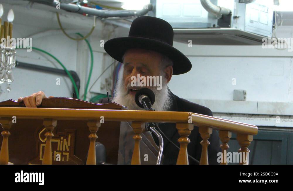 Rabbi Elbaz leads Midnight prayers, Slihot, penitential prayers at the ...