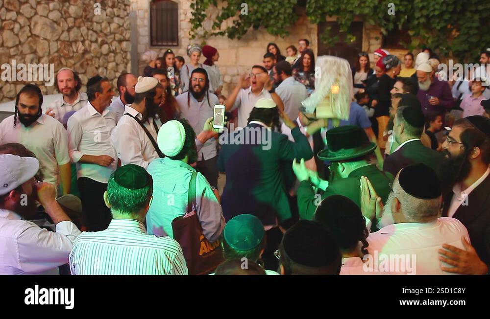 jewish people celebraiting the writing Completion of the torah Stock ...