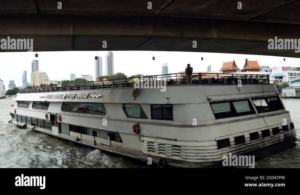 People can getting around the famous riverside area of Bangkok by river ...