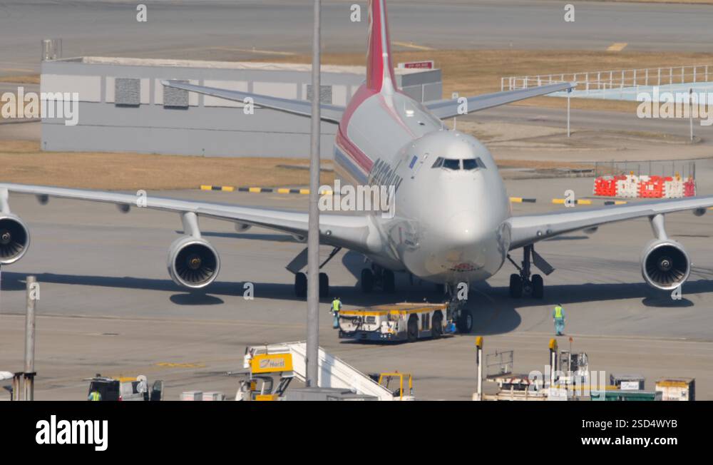 Boeing 747 push back before departure Stock Video Footage - Alamy