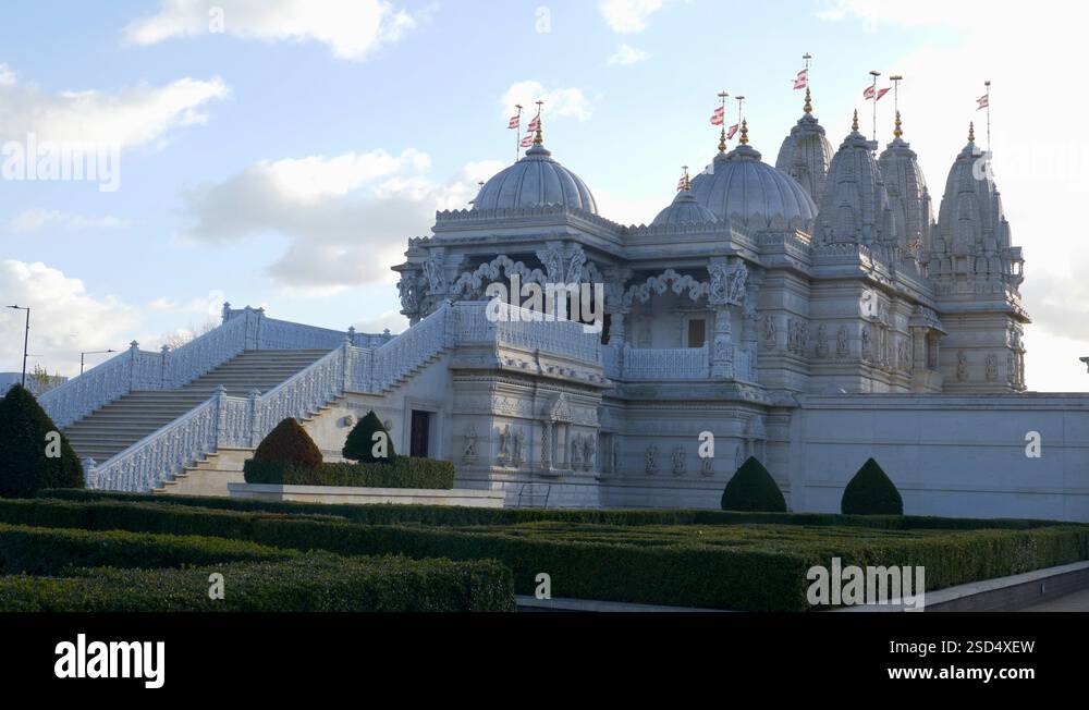 amazing Neasden Temple called BAPS Shri Swaminarayan Mandir in London ...