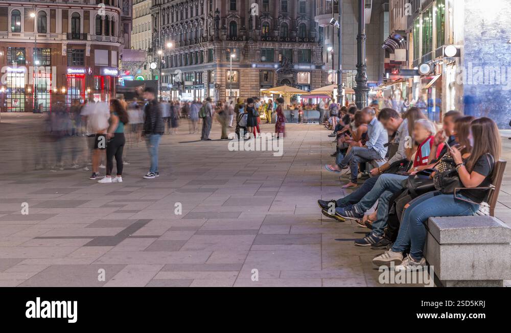 People walking in the Old city center of Vienna in Stephansplatz night ...