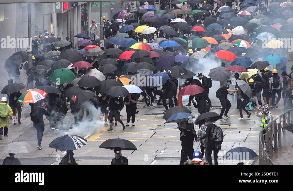 Hong Kong protest - demonstrators carry umbrellas against tear gas ...