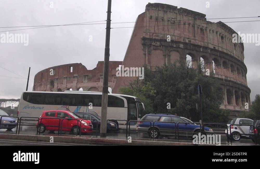 Urban traffic near the coliseum. Rain in Rome Stock Video Footage - Alamy