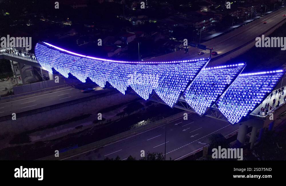 A newly constructed pedestrian bridge called the Saloma Link Bridge ...