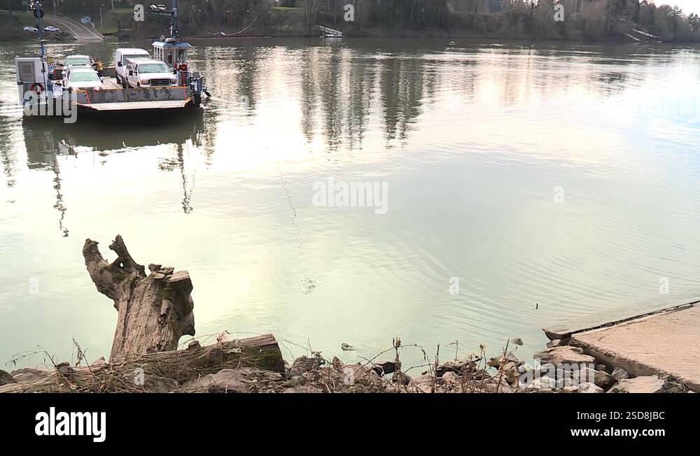 CANBY FERRY BOAT WITH CARS TRAVELING TO ONE END Stock Video Footage - Alamy