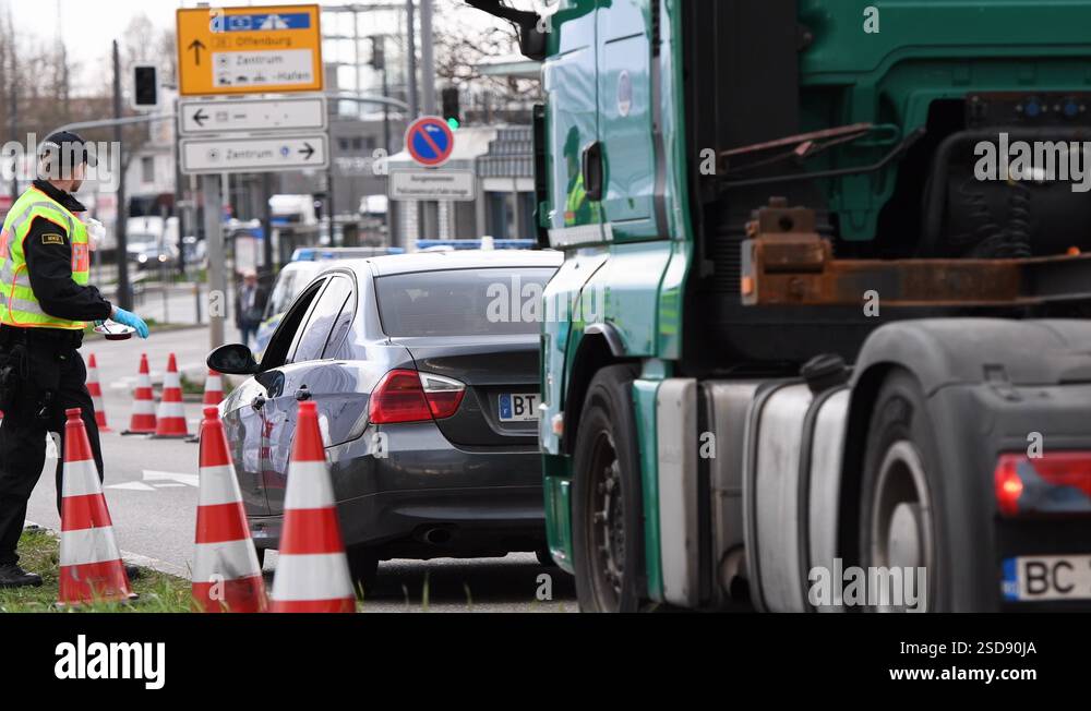 Polizei officer of the Federal Police checks traffic at the border ...
