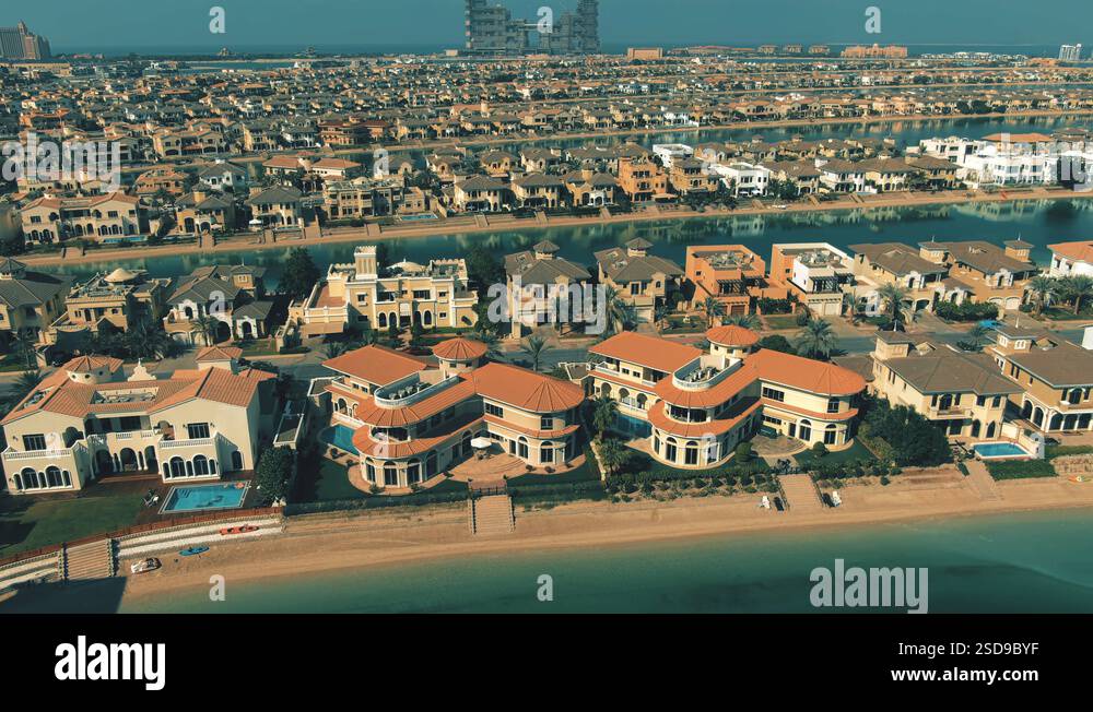 Low altitude aerial view of many luxury villas on the Palm Jumeirah ...