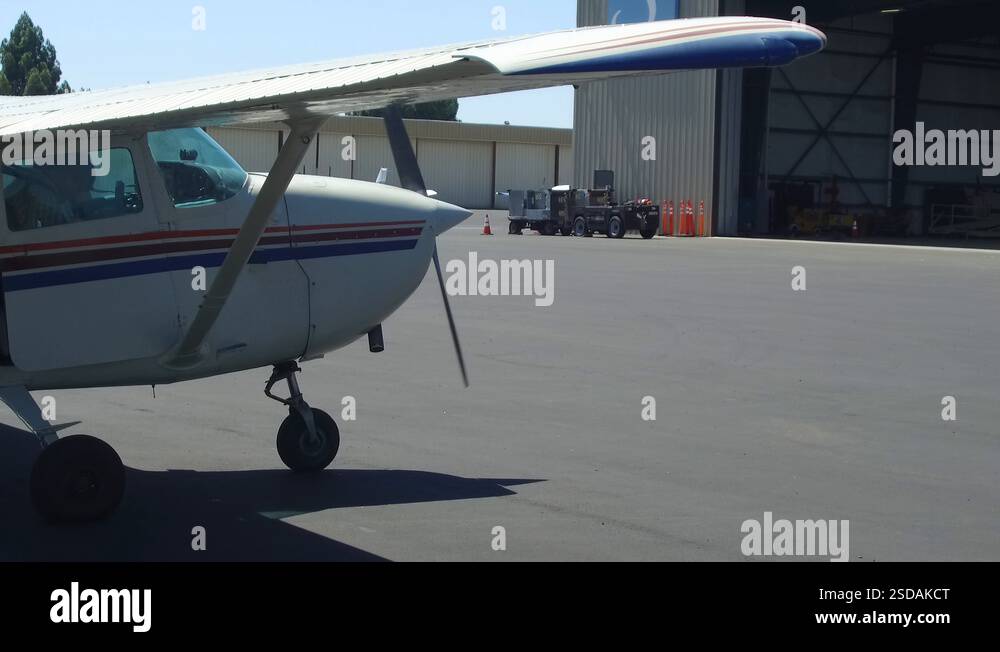 Propellor Airplane Starting Up engine Stock Video Footage - Alamy
