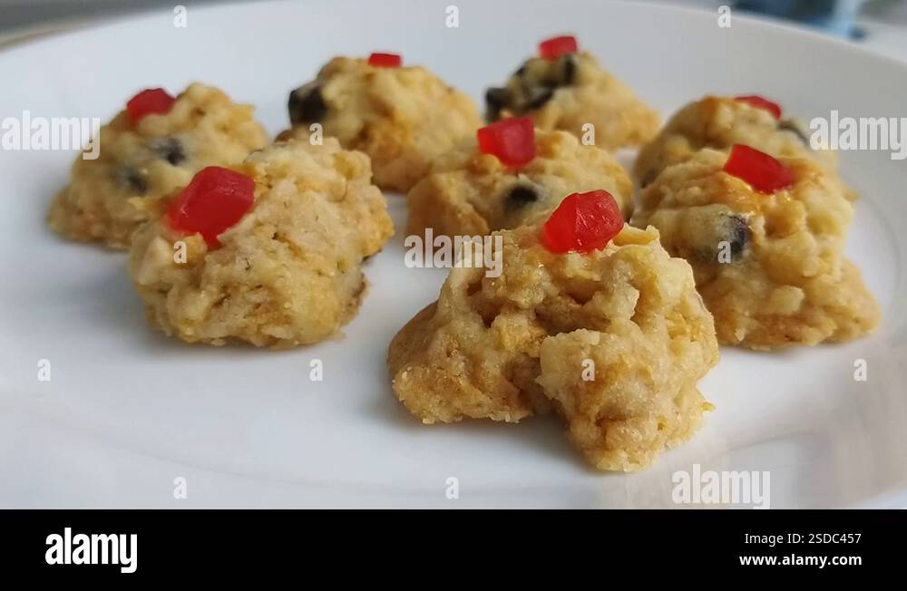 Red pearl biscuit. The main ingredients are flour, cornflakes ...