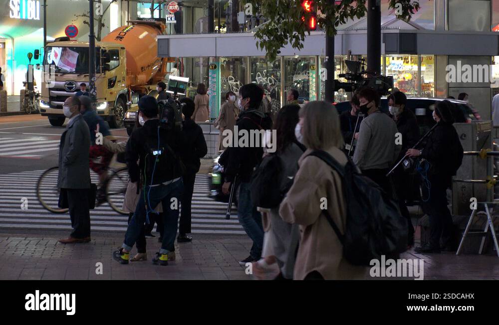 TOKYO, JAPAN : State of emergency due to Coronavirus. TV crew and News ...