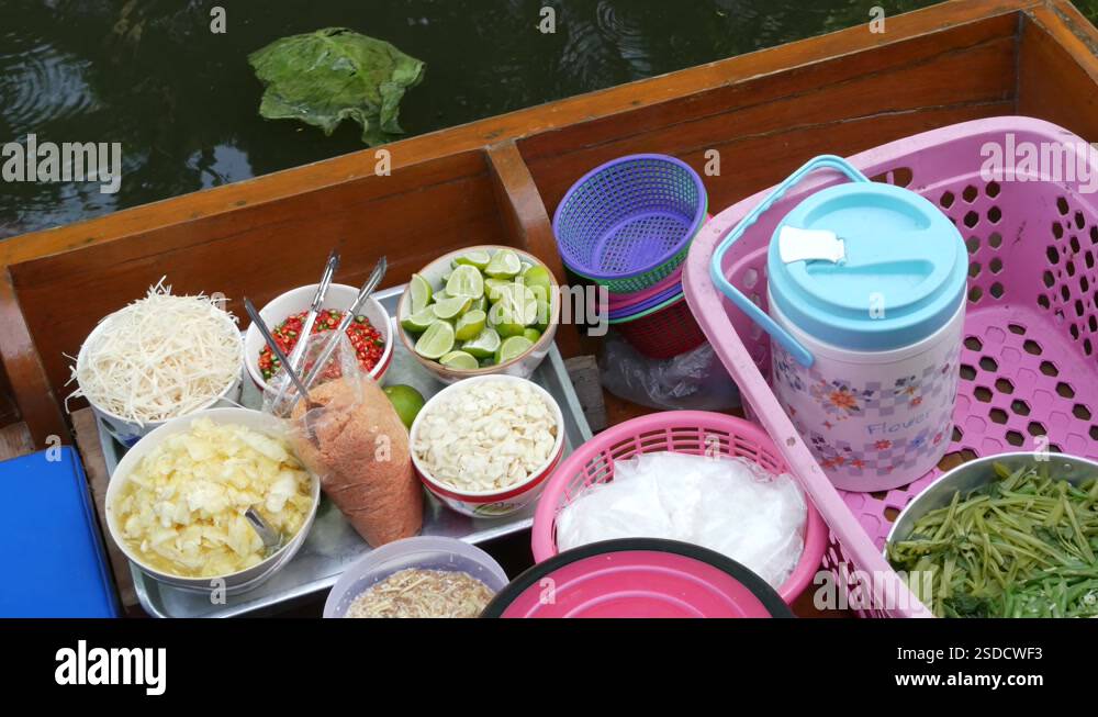 Iconic asian Lat Mayom floating market. Khlong river canal, long-tail ...