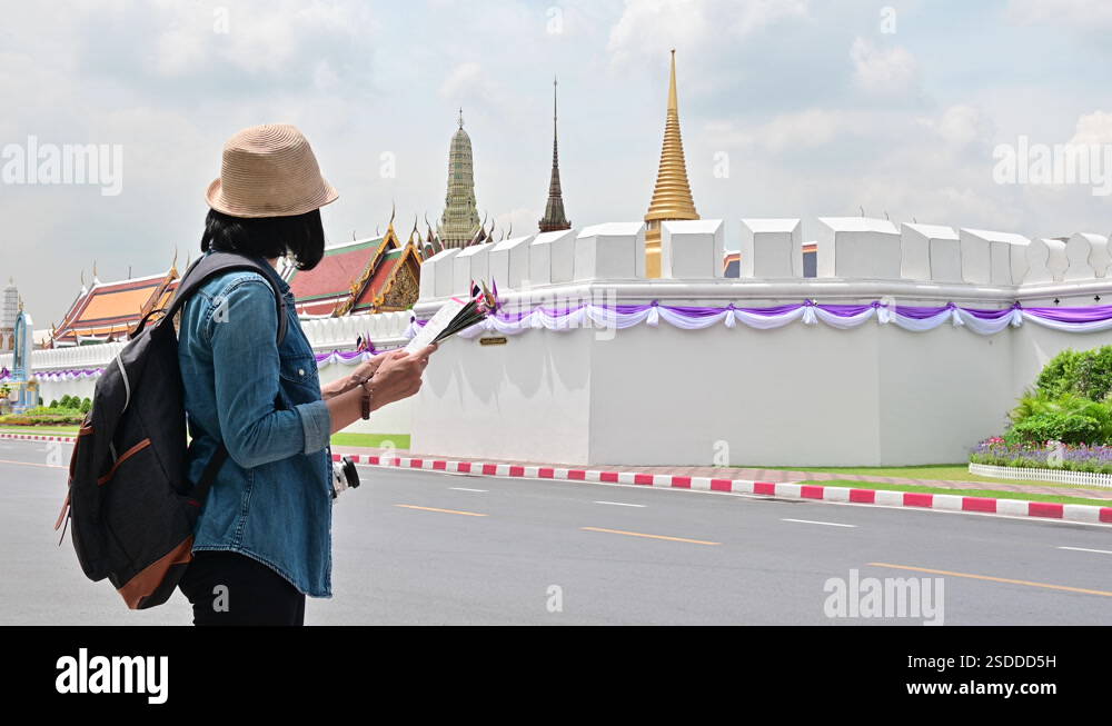 4K New normal of asian woman exploring Grand Palace with map at Bangkok ...