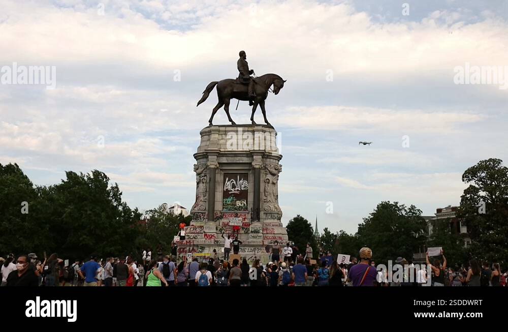 Statue of Robert E. Lee, Confederate General, in Richmond, VA with ...