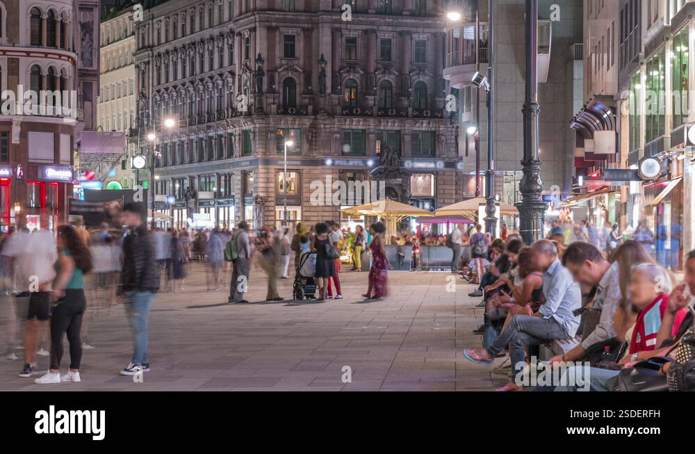 People walking in the Old city center of Vienna in Stephansplatz night ...