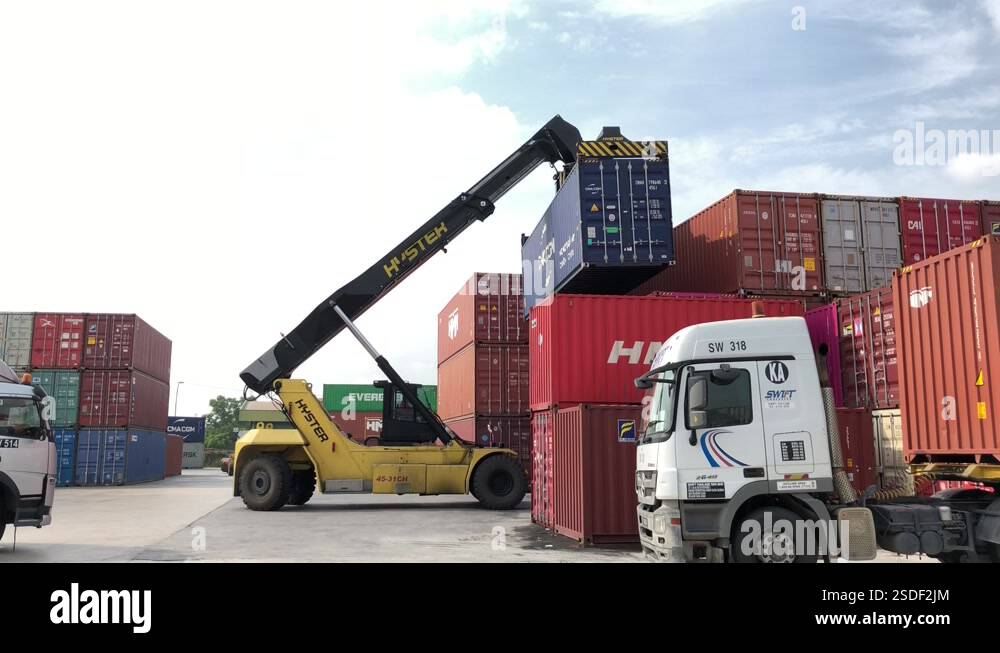Handling container Stock Videos & Footage - HD and 4K Video Clips - Alamy