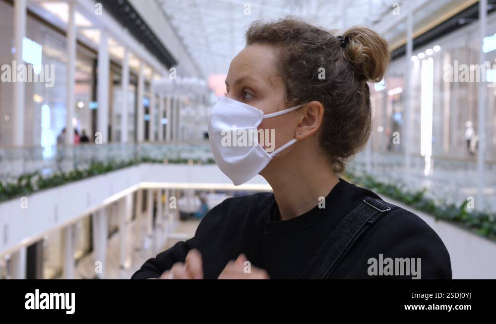 Woman wearing face mask in the shopping mall. Shopping during covid-19 ...