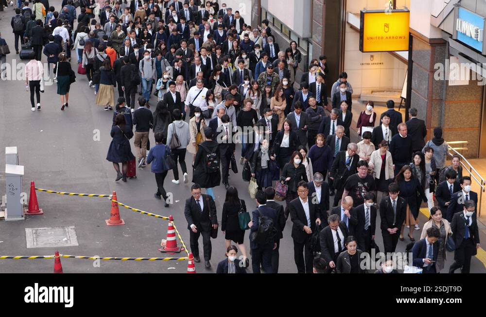Crowd of office workers at Tokyo street in peak evening hour, slow ...
