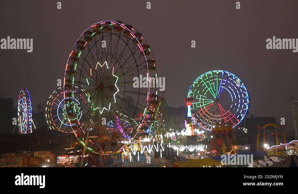 lights decorated on the Ferris wheel, Mumbai carnival amusement park ...