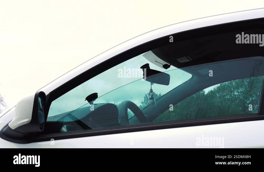 Closes window of car. Side car driver's window closes. Automatic ...