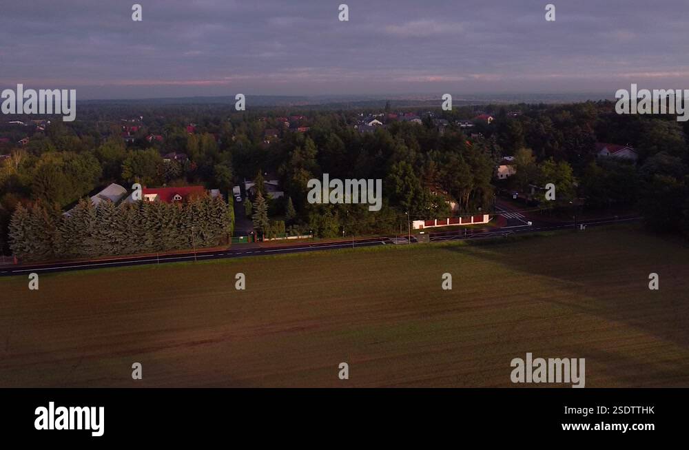 Houses and residences hidden between trees and vegetation in leafy ...