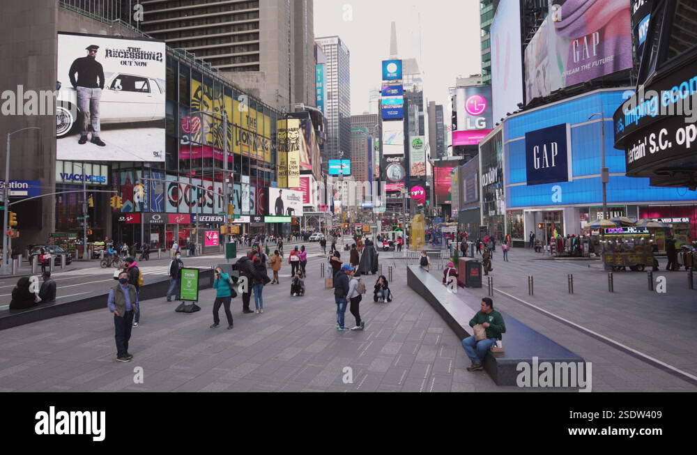 People posing downtown in Times Square 4k Stock Video Footage - Alamy