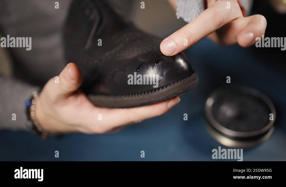 Male blogger live streaming tutorial how to apply water drops for ...