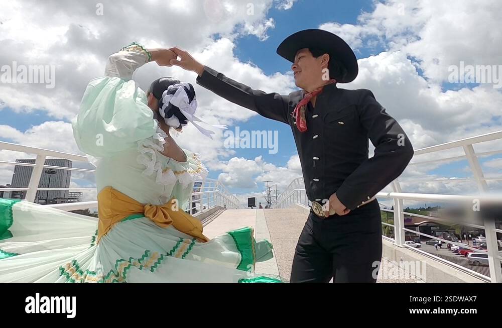 Mexican folk dance, Mexican dancers, Downtown Puebla, Polka Sinaloa ...
