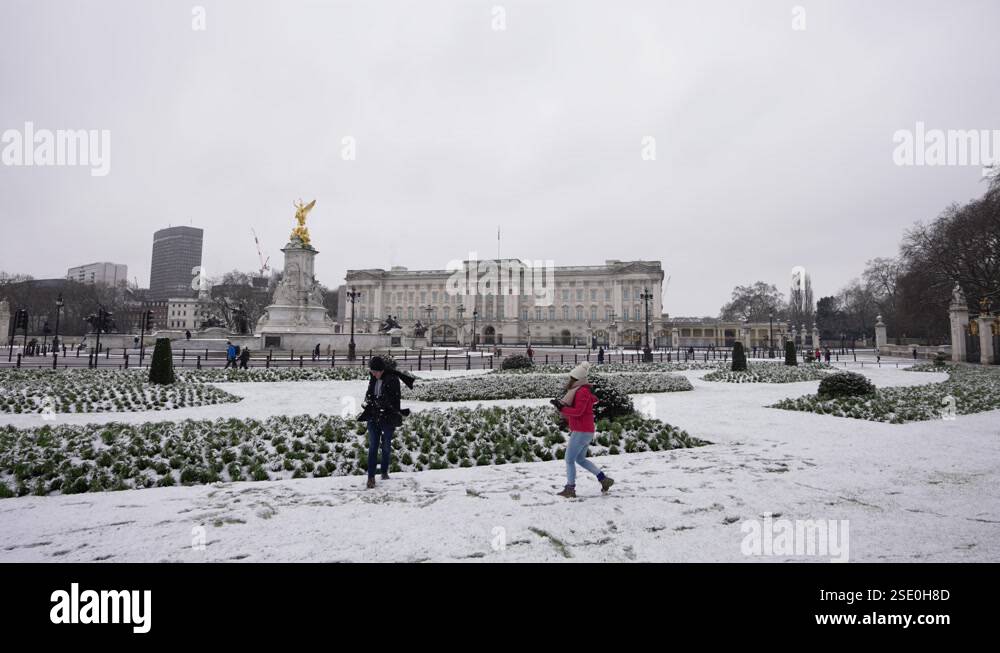 People playing snowball in the gardens of Buckingham Palace, London ...