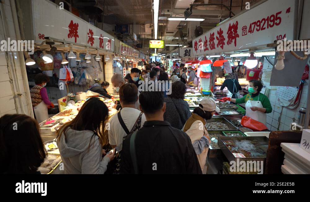 Local fish market of Hong Kong full o people with masks during the ...