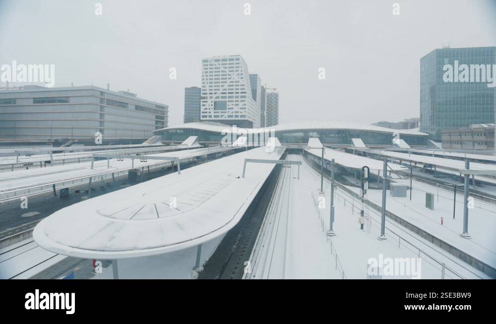 sneeuw op utrecht station, snow on utrecht station , a lot of footage ...