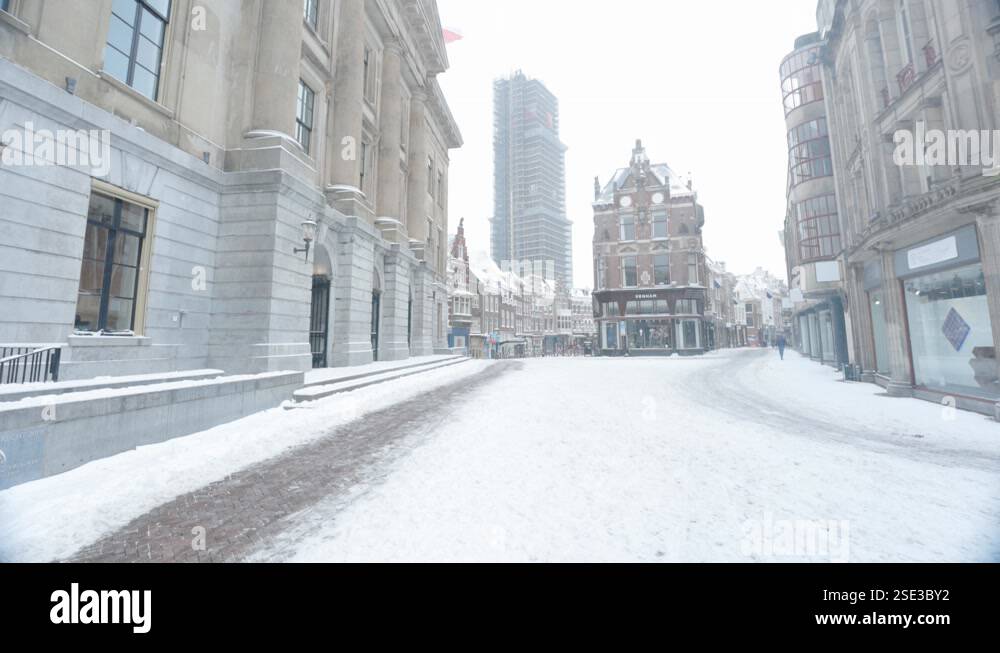 sneeuw op utrecht station, snow on utrecht station , a lot of footage ...